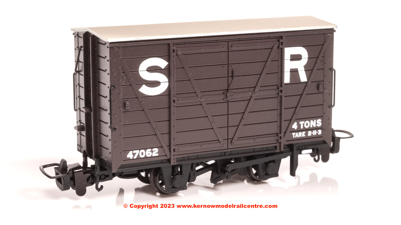 393-126 Bachmann RNAD Box Van SR Brown