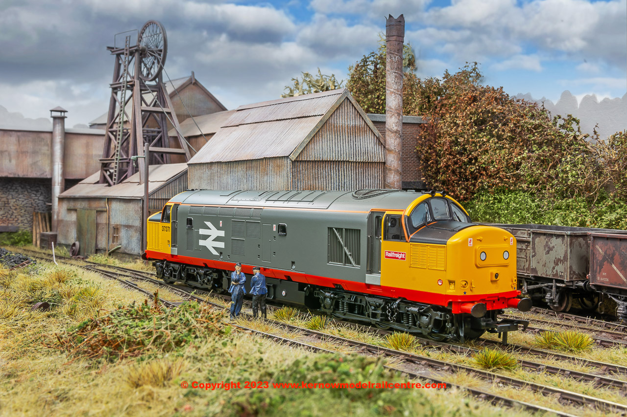 35-305 Bachmann Class 37/0 Centre Headcode 37371 BR Railfreight