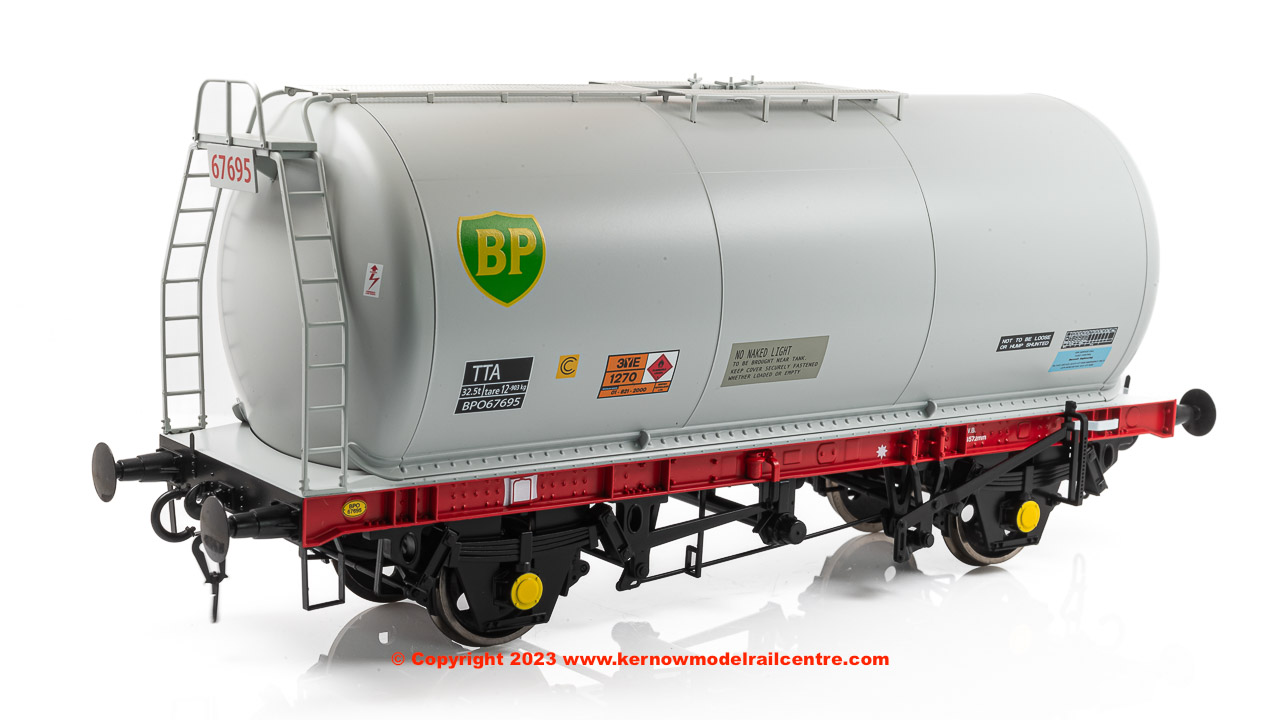 7F-064-002 Dapol 45 Ton TTA Tank Wagon Type A1 - number 67695 BP