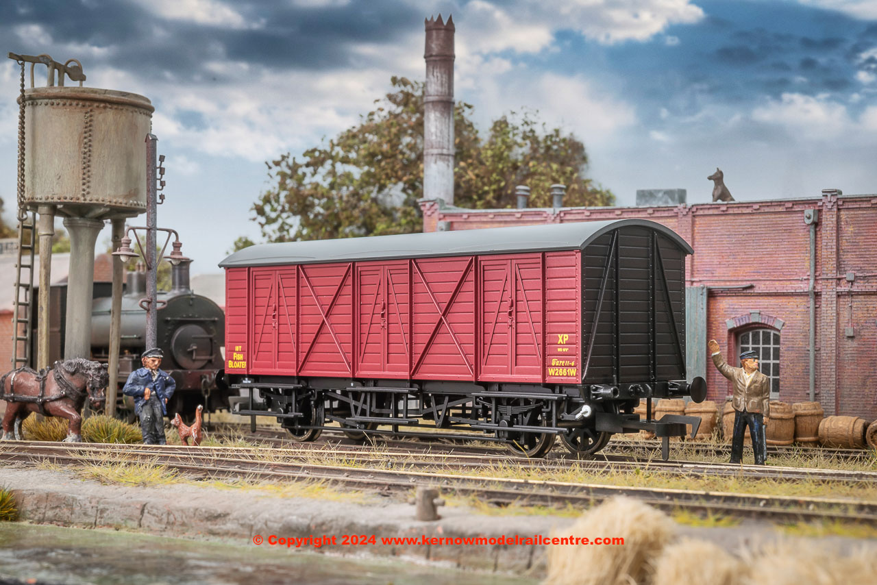 E87061 EFE Rail GWR 10T 'Bloater' Fish Van BR Crimson