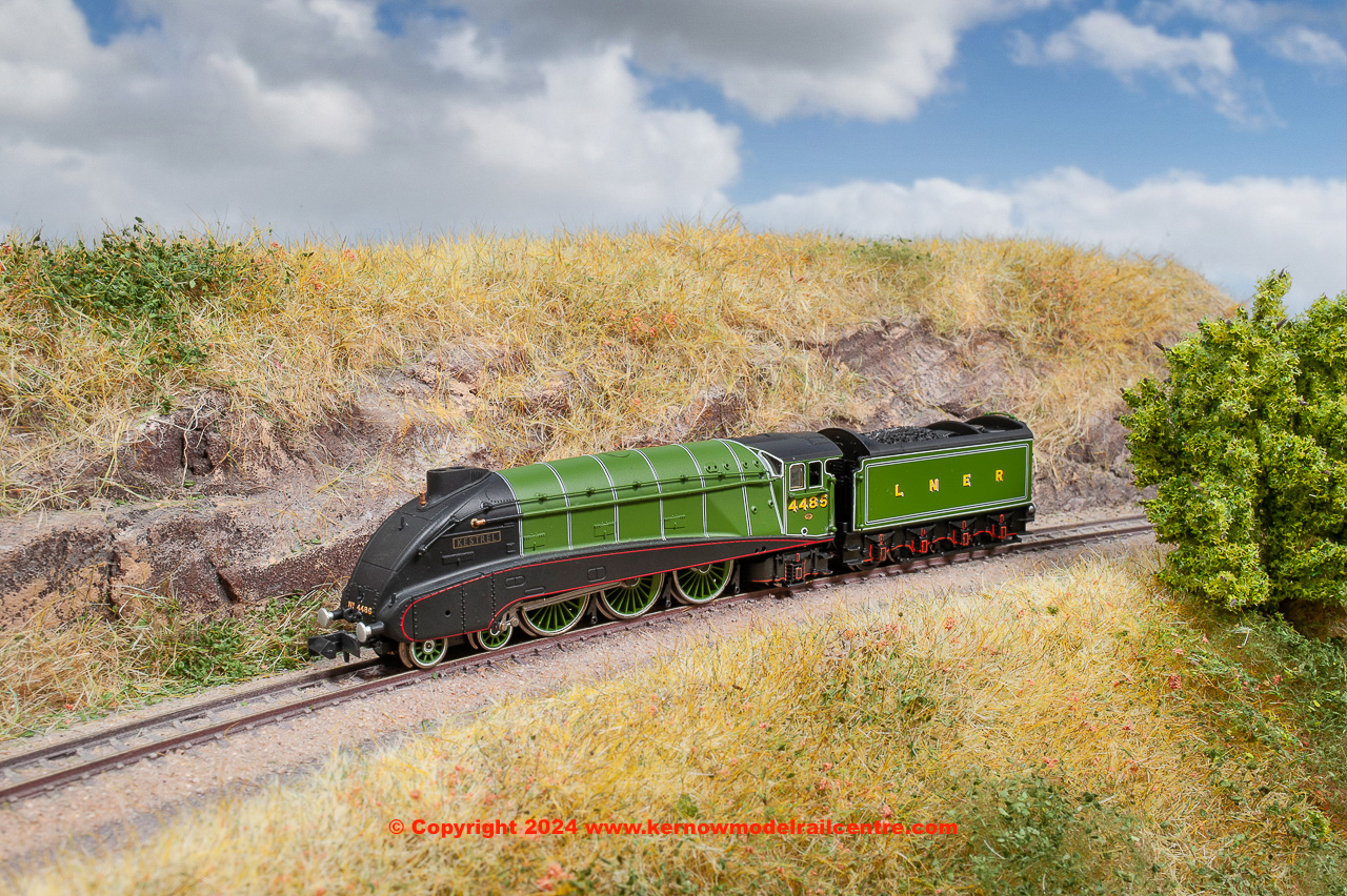 2S-008-019D Dapol A4 Valanced Kestrel 4485 LNER Green DCC Fitted