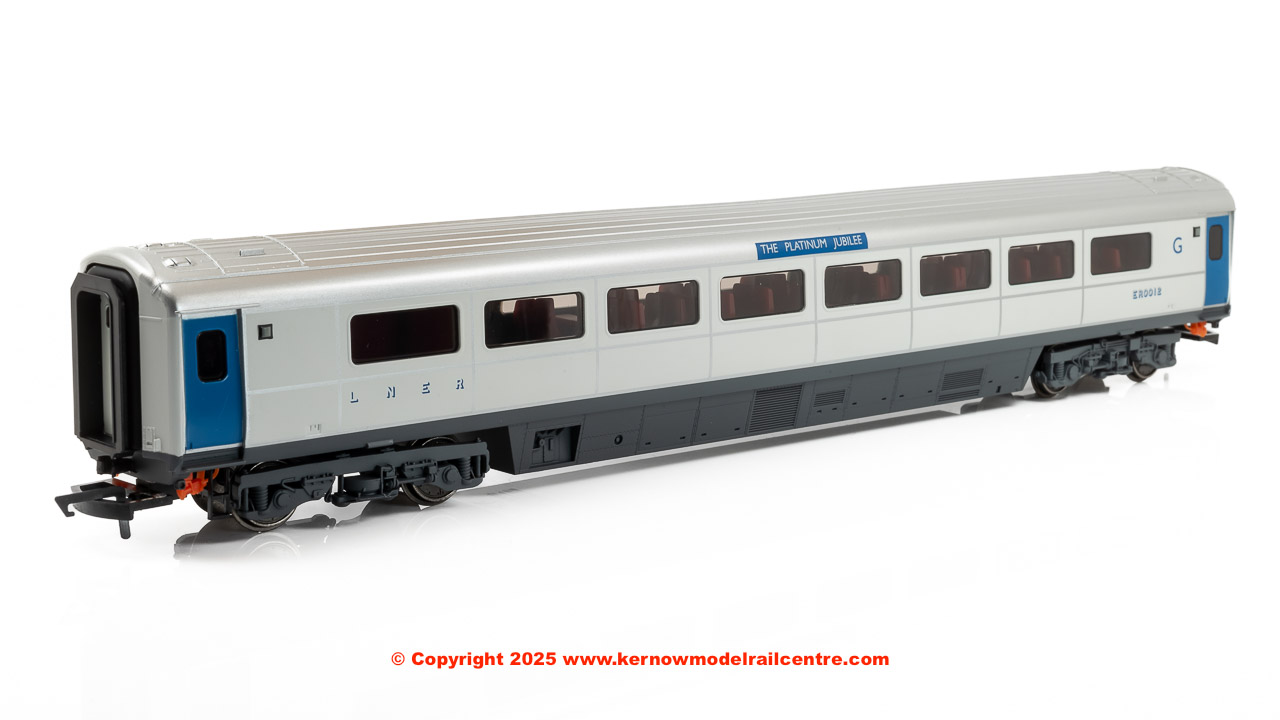 R40355E WSL Hornby Platinum Jubilee Queen Elizabeth II Mk3 Coach